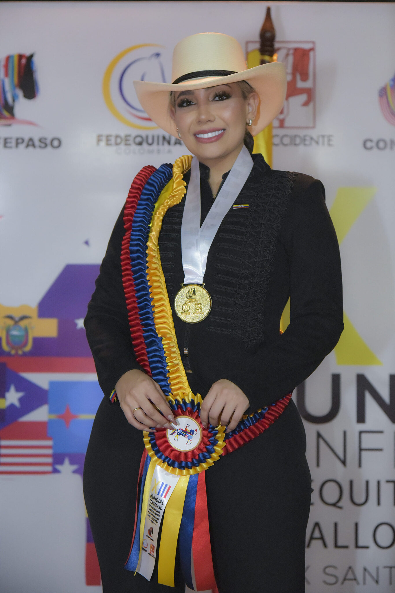 LA CANTANTE VALERIA RICO ES CAMPEONA MUNDIAL DE EQUITACIÓN - AGENCIA JAQUE